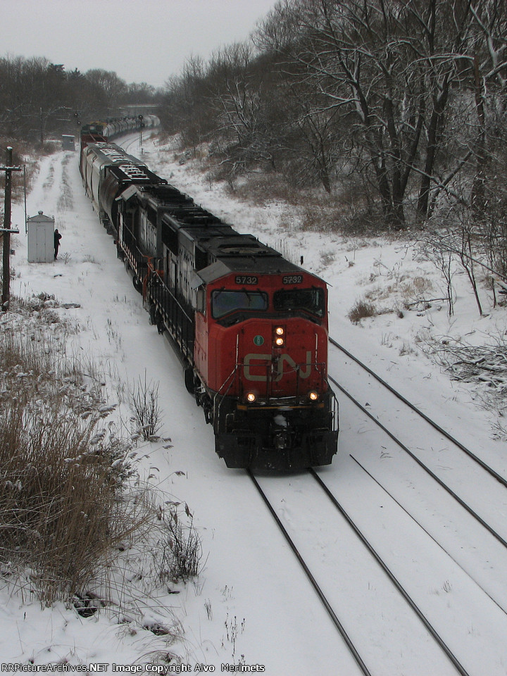 CN 5732 east at Copetown